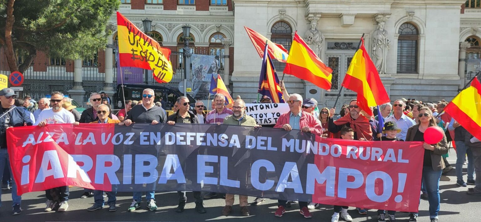 Los falangistas salen a la calle en defensa del CAMPO - La Falange